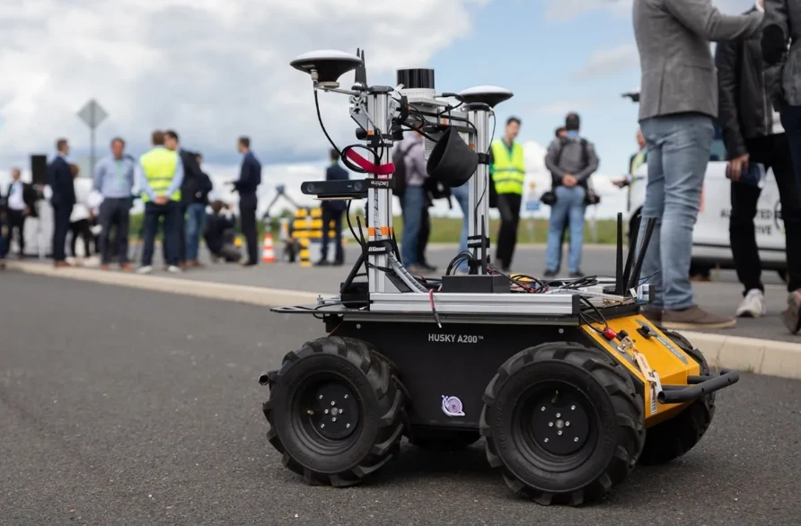 Hungary's New Security Guard is a Robot-Drone Team on Wheels ...
