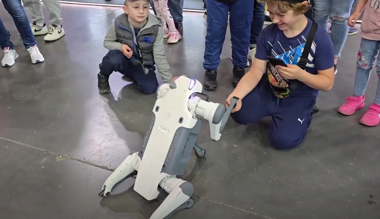 Robot Dog Wows Kids at Poznań Motor Show 2025 | RoboHorizon